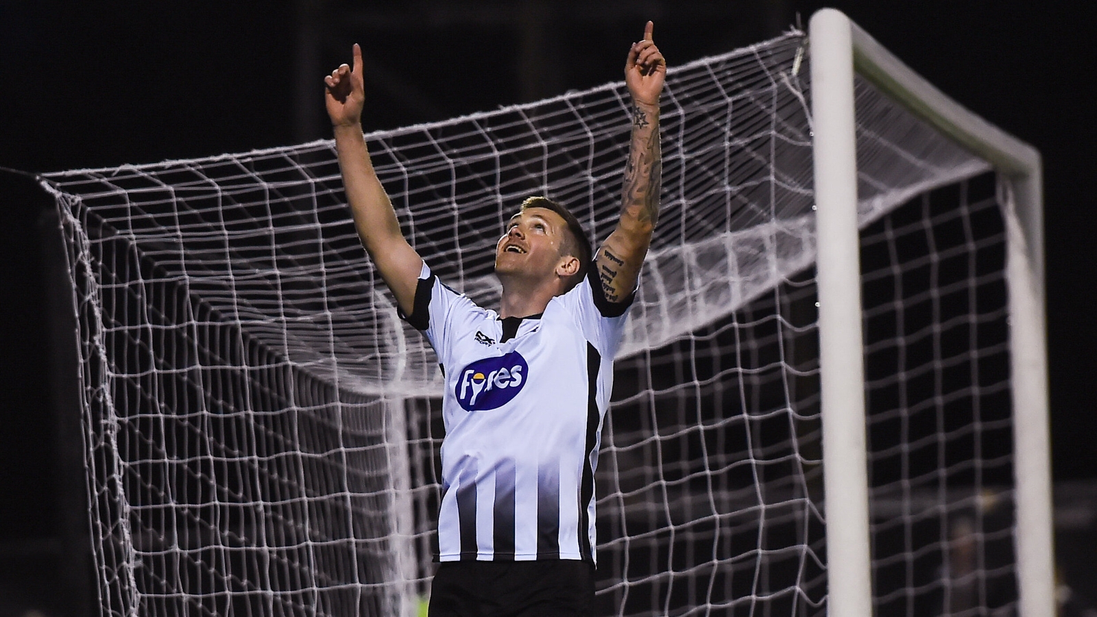 Dundalk hammer 10-man Harps to maintain seven-point gap