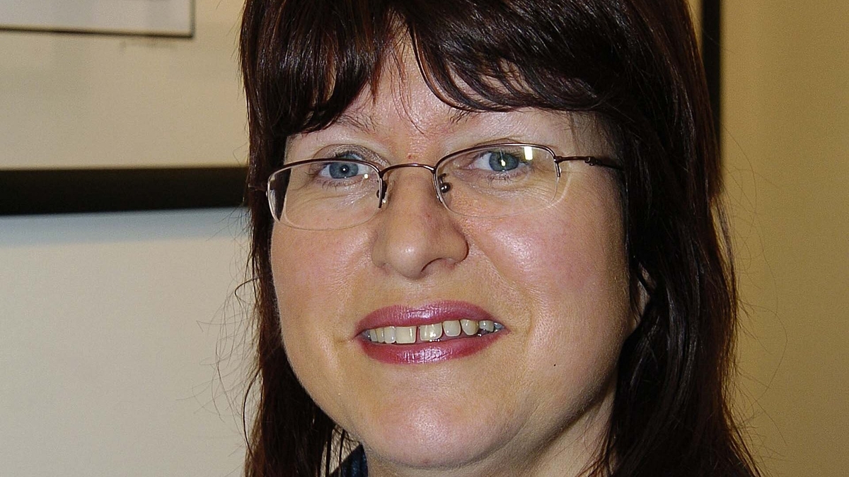 Bernie Ní Fhlatharta, iriseoir. | Iris Aniar - RTÉ Raidió na Gaeltachta