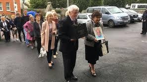 Na céadta i láthair ag sochraid Joseph Tuohy i nGlas Tuathail