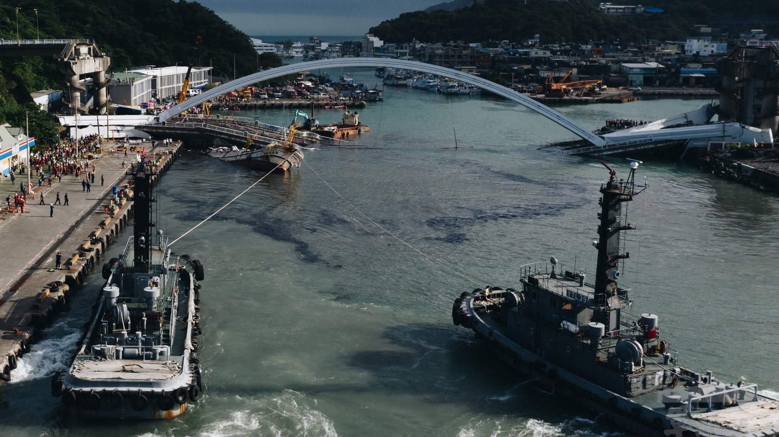 CCTV captures moment bridge collapses in Taiwan