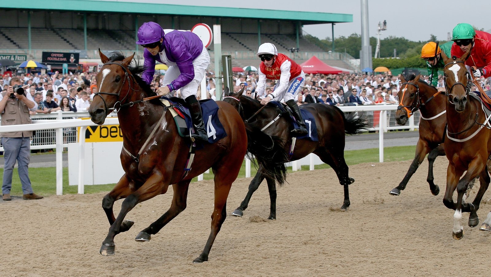 Newcastle's racing return attracts 369 entries