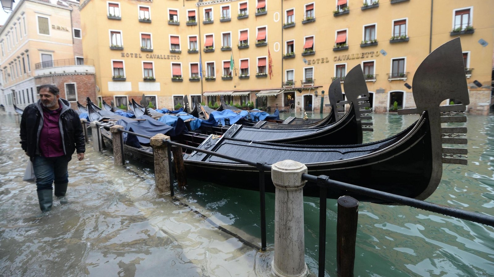 Italy declares state of emergency due to Venice floods