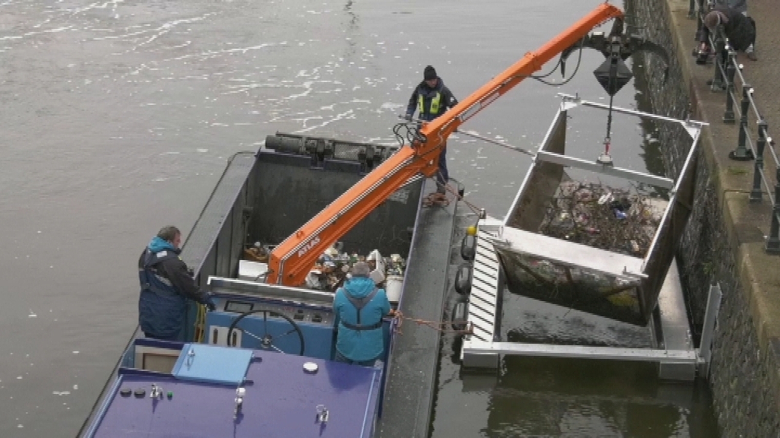'Bubble barrier' helping tackle Dutch plastic waste