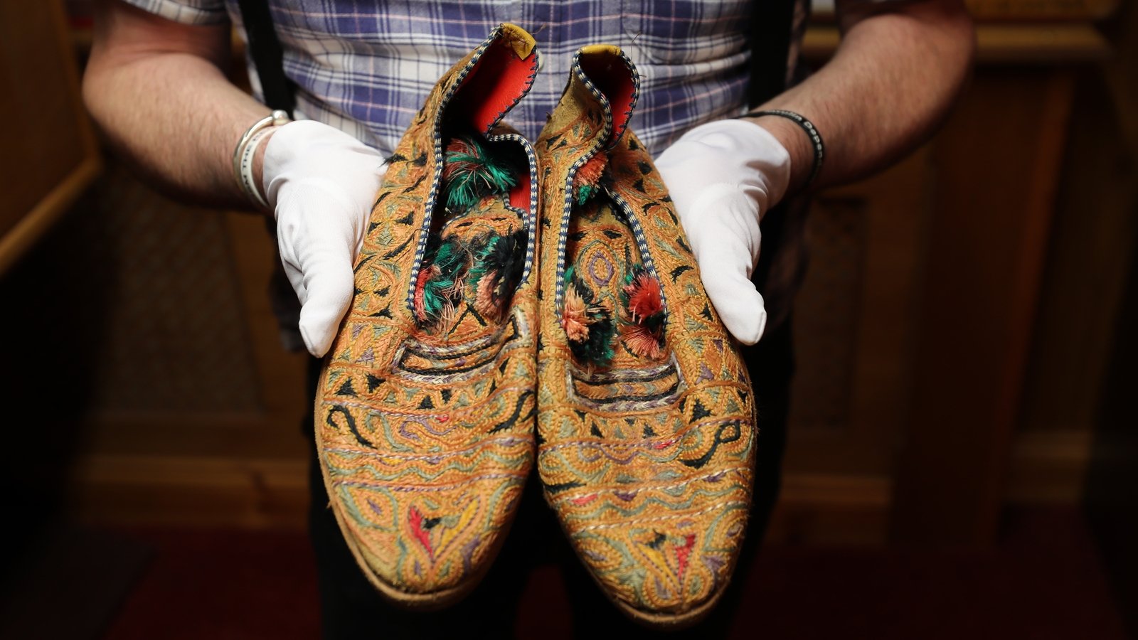Shoes from Gaddafi among items in republican collection