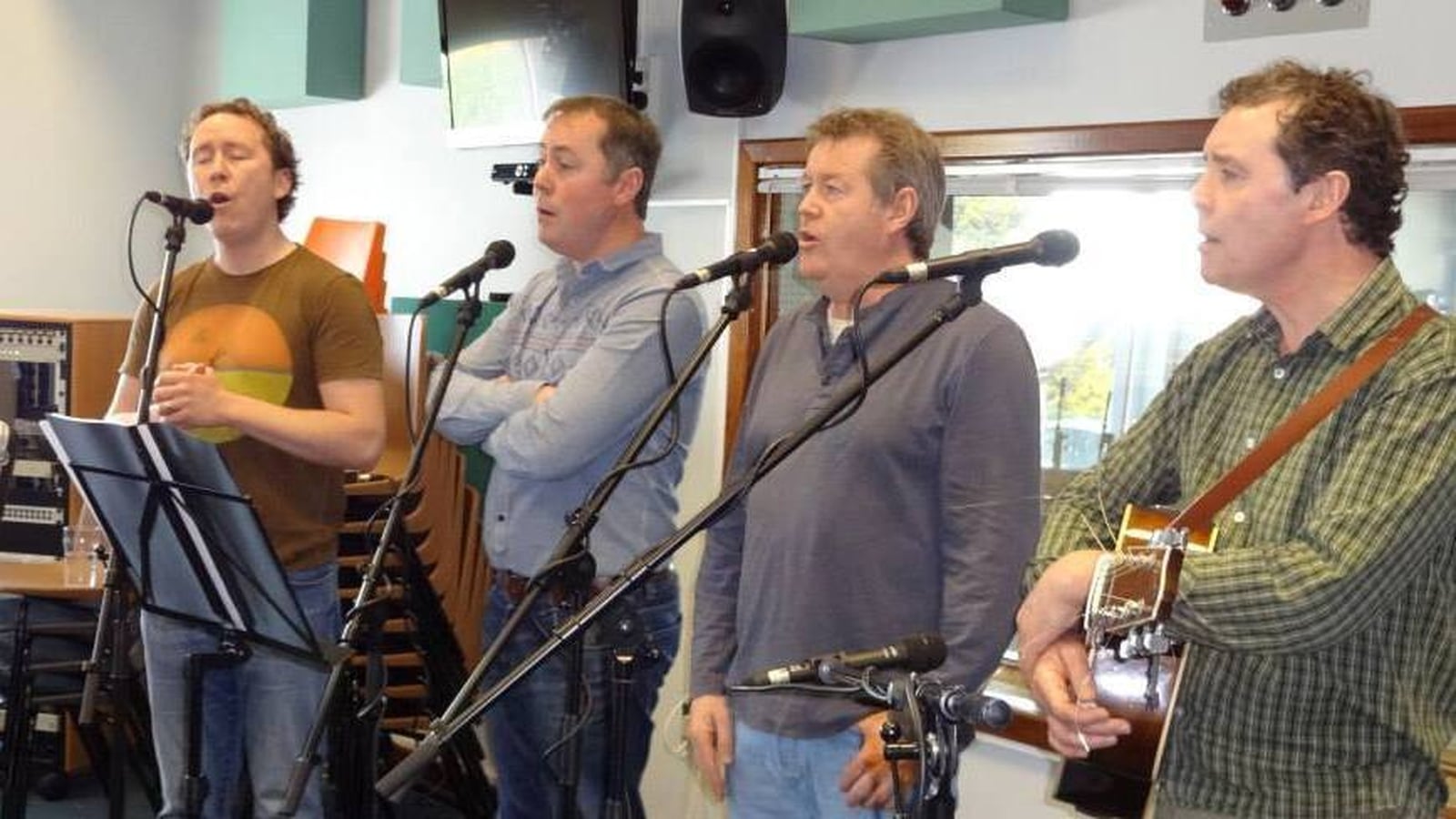 Éist le ceol álainn nua le Clann Mhic Ruairí