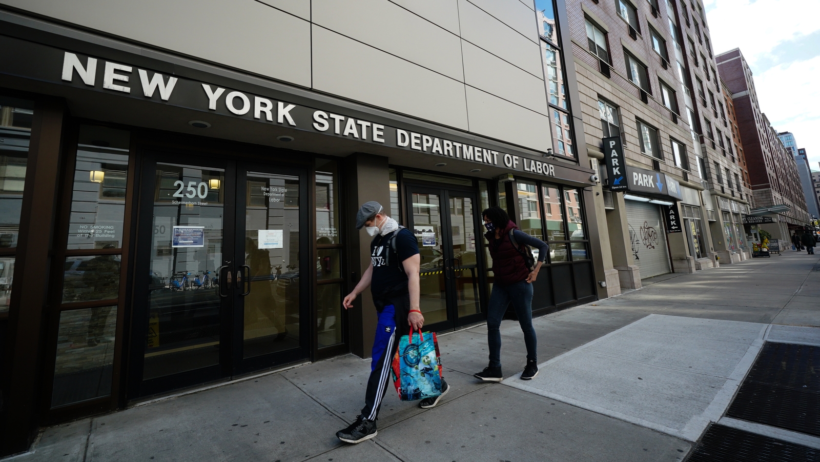 US weekly jobless claims increase further