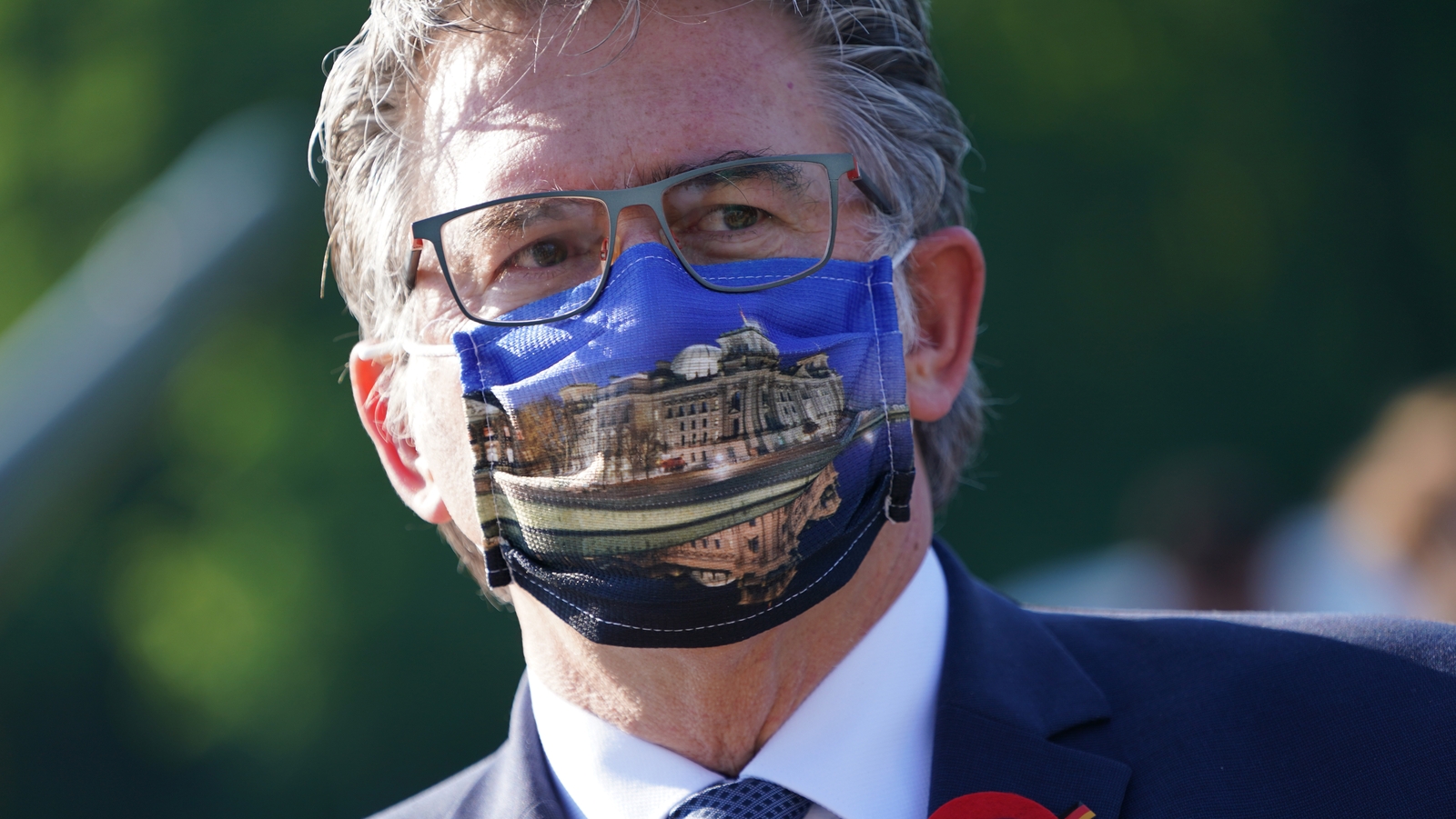 World leaders send mixed messages over face masks