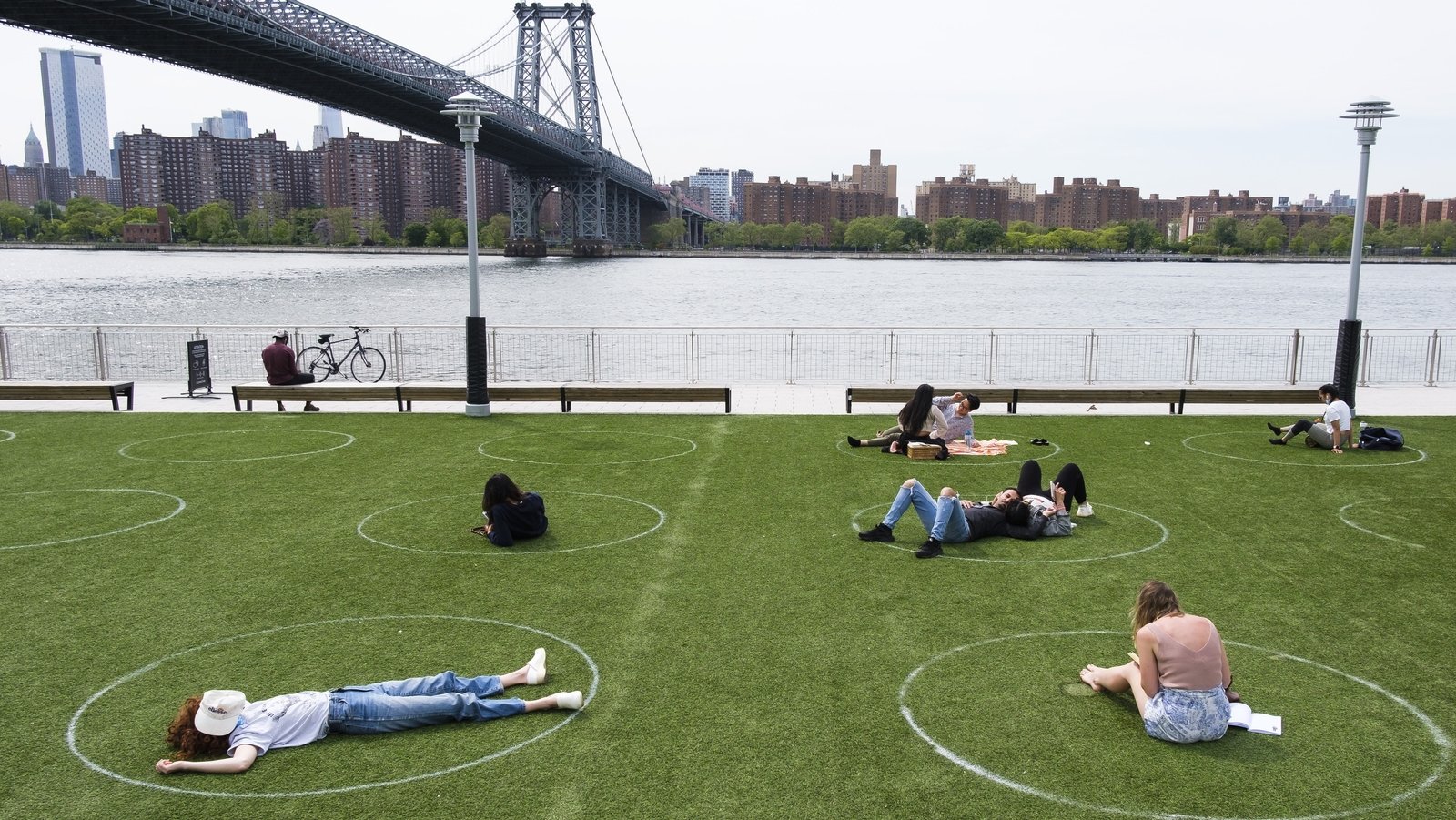 Social distancing circles installed in New York park