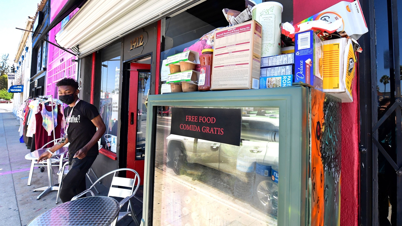 'Community fridges' helping homeless people in LA