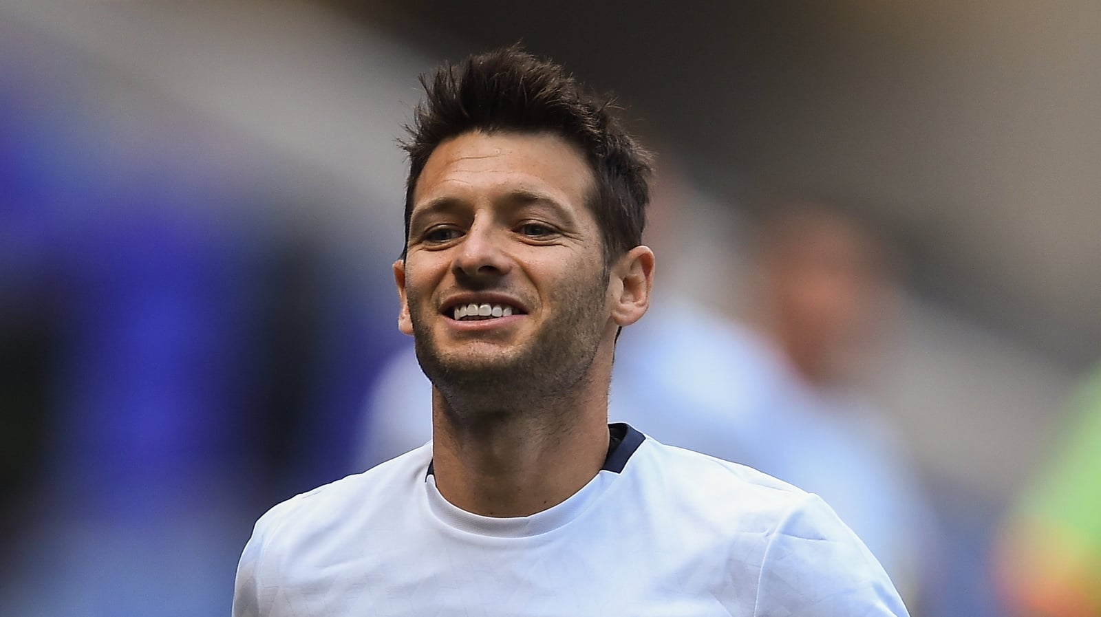 Wes Hoolahan signs for Cambridge United