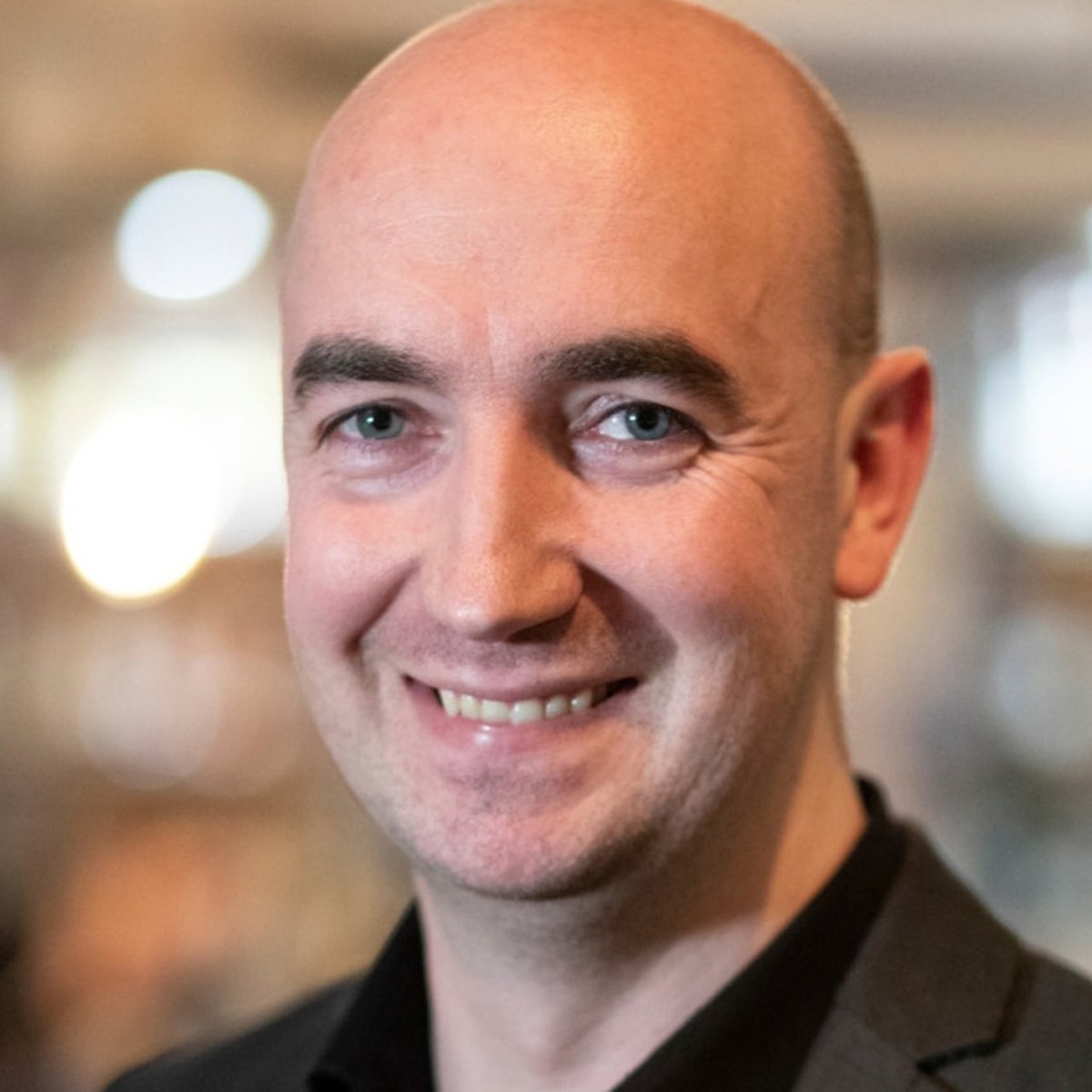 Dáithí de Mórdha, Tuairisceoir Raidió na Gaeltachta, Baile na nGall | Adhmhaidin - RTÉ Raidió na ...