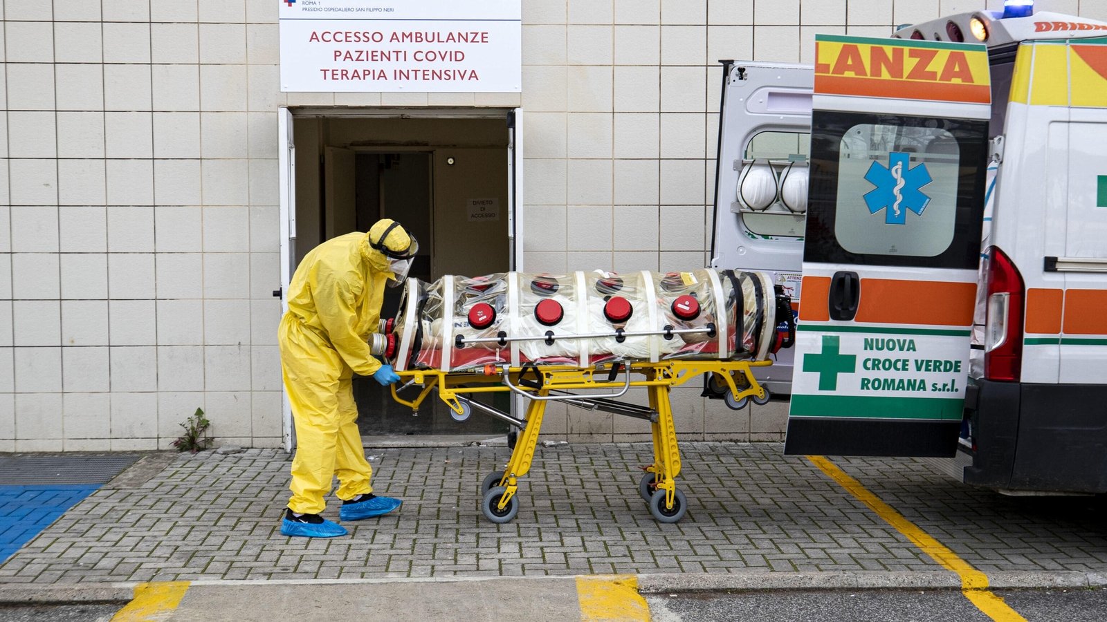 Italy daily virus cases top 31,000 in new record