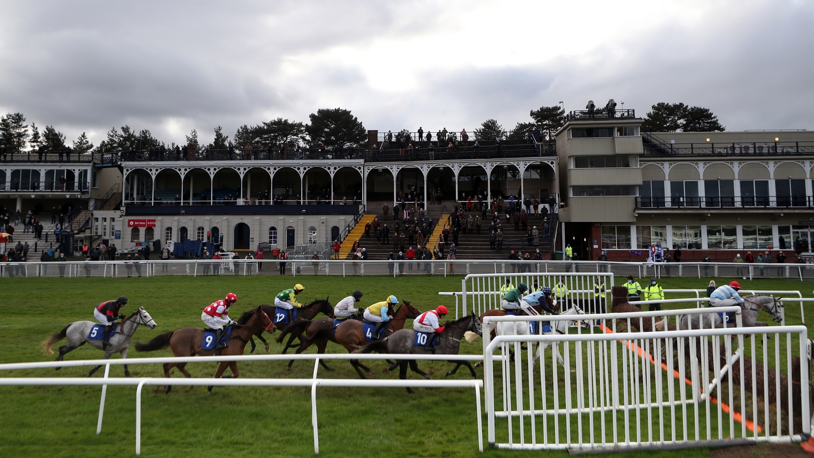 Racegoers return to English tracks