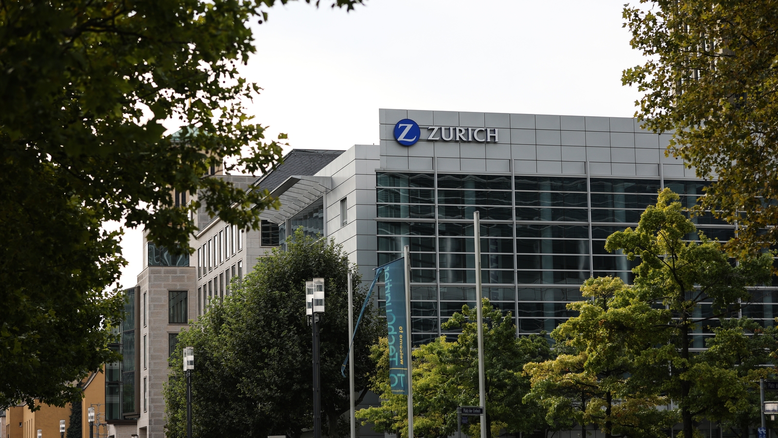 Zurich keeps dividend unchanged after 2020 profit drop