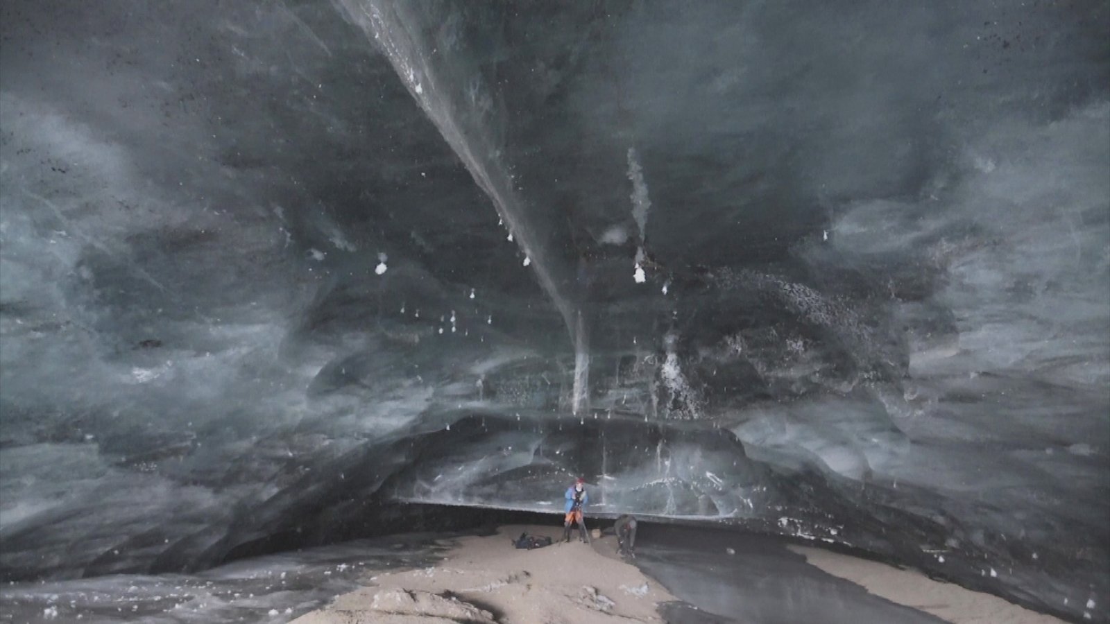 'Ice Cathedral' in Alps offers unique show for visitors