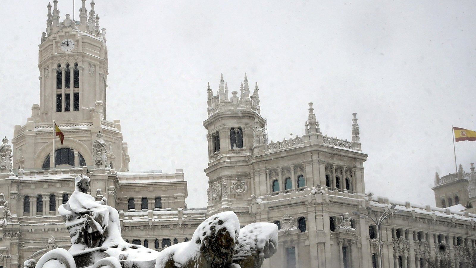 Three dead as snowstorms cause chaos across Spain