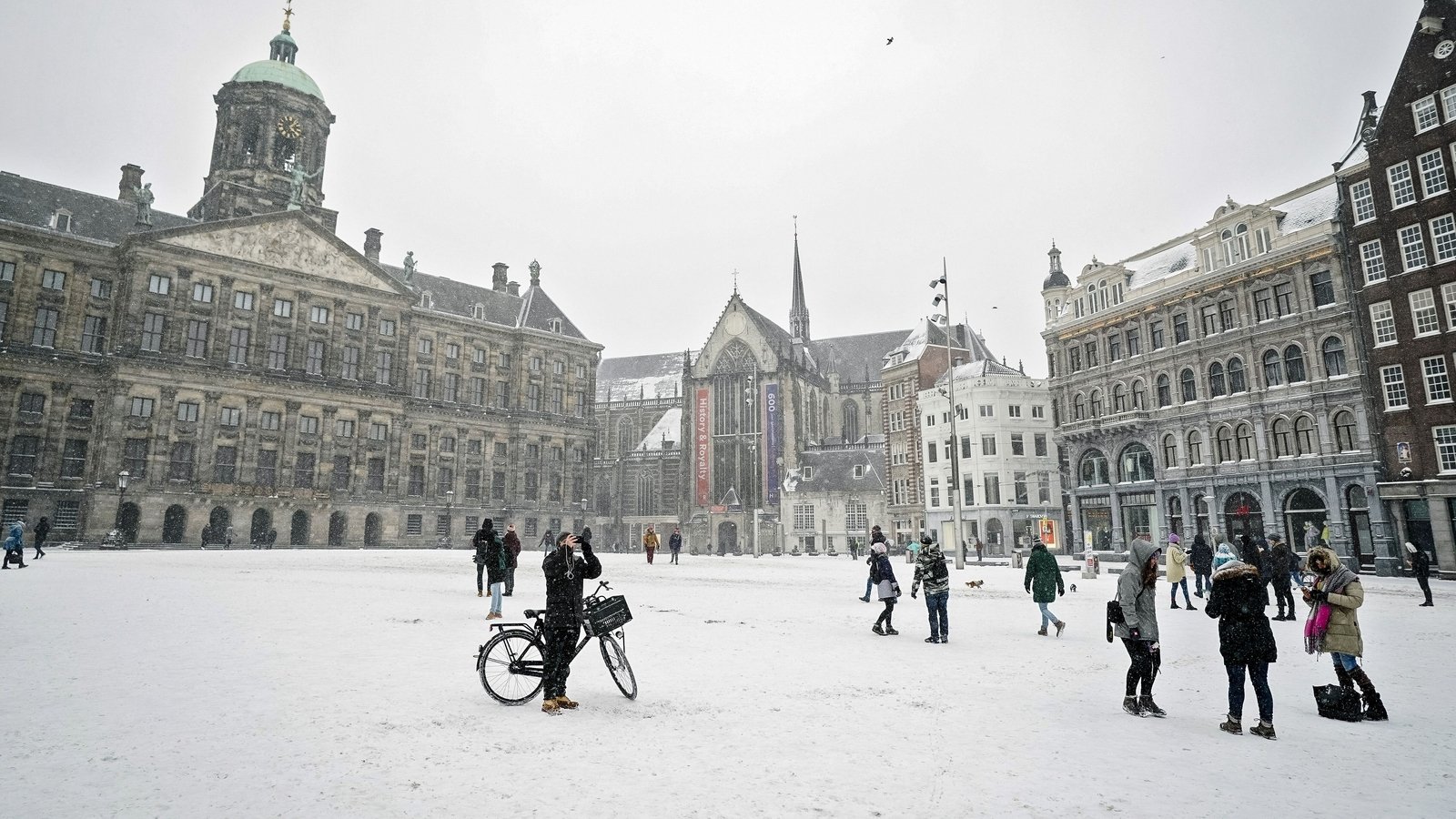 Dutch government extends night curfew until 3 March