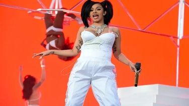 Video | US police probe Cardi B microphone throw | RTÉ