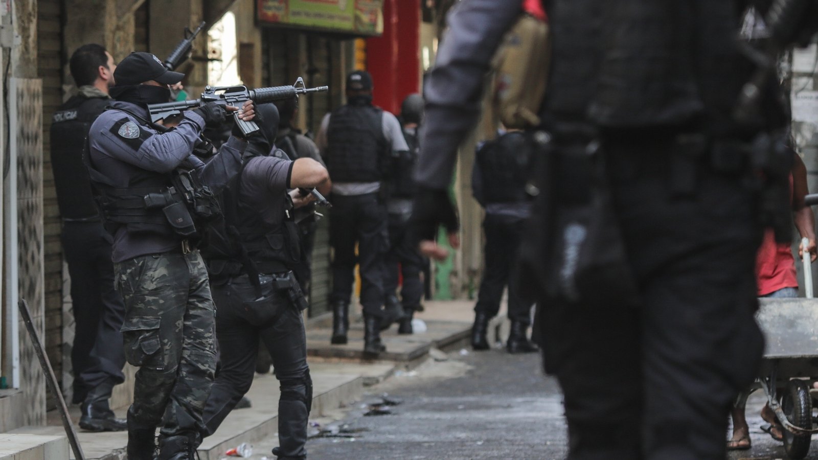 25 dead after anti-drugs raid in Rio favela - reports