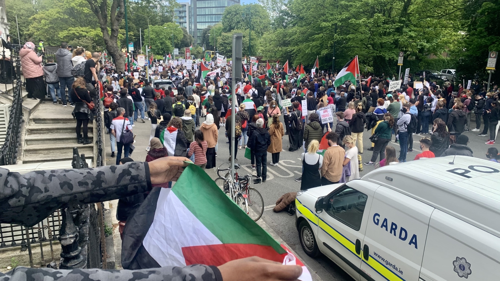Crowds march to Israeli Embassy to protest violence