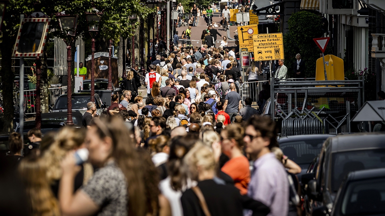 Thousands bid farewell to Dutch reporter 'hero'