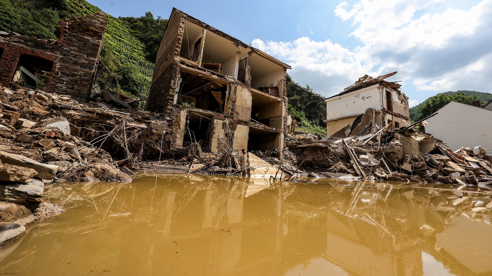 German officials investigated over slow flood response