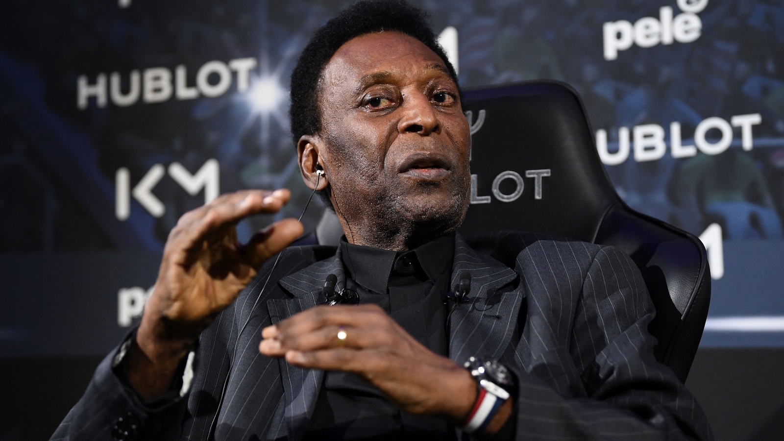 Pele back in hospital for treatment on tumour