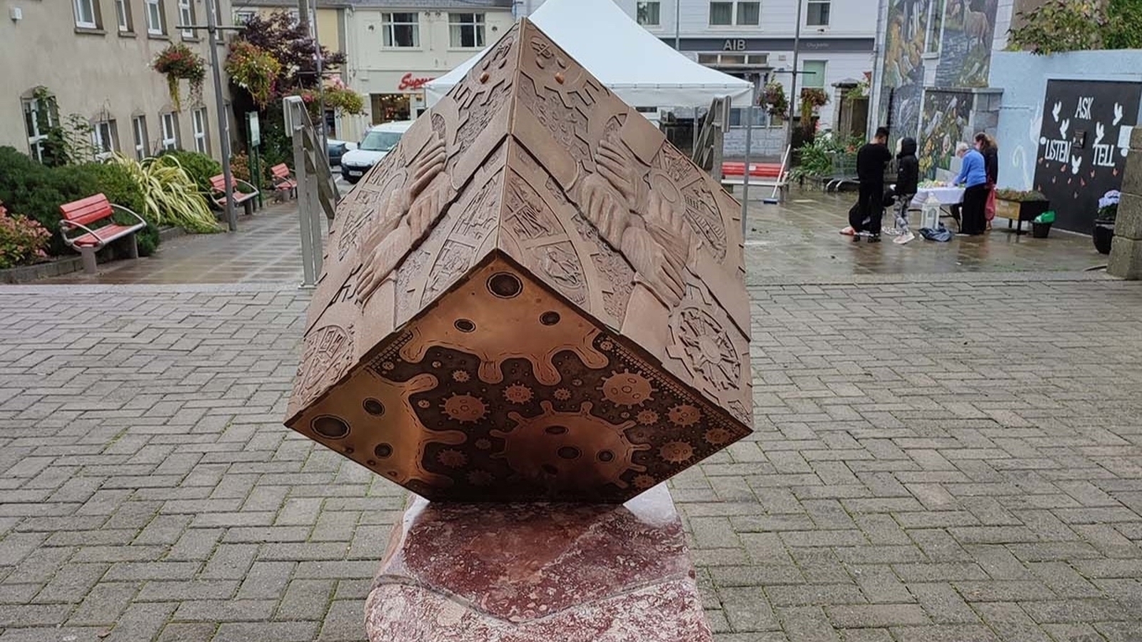 Bronze sculpture celebrates 'pandemic heroes' in Cork