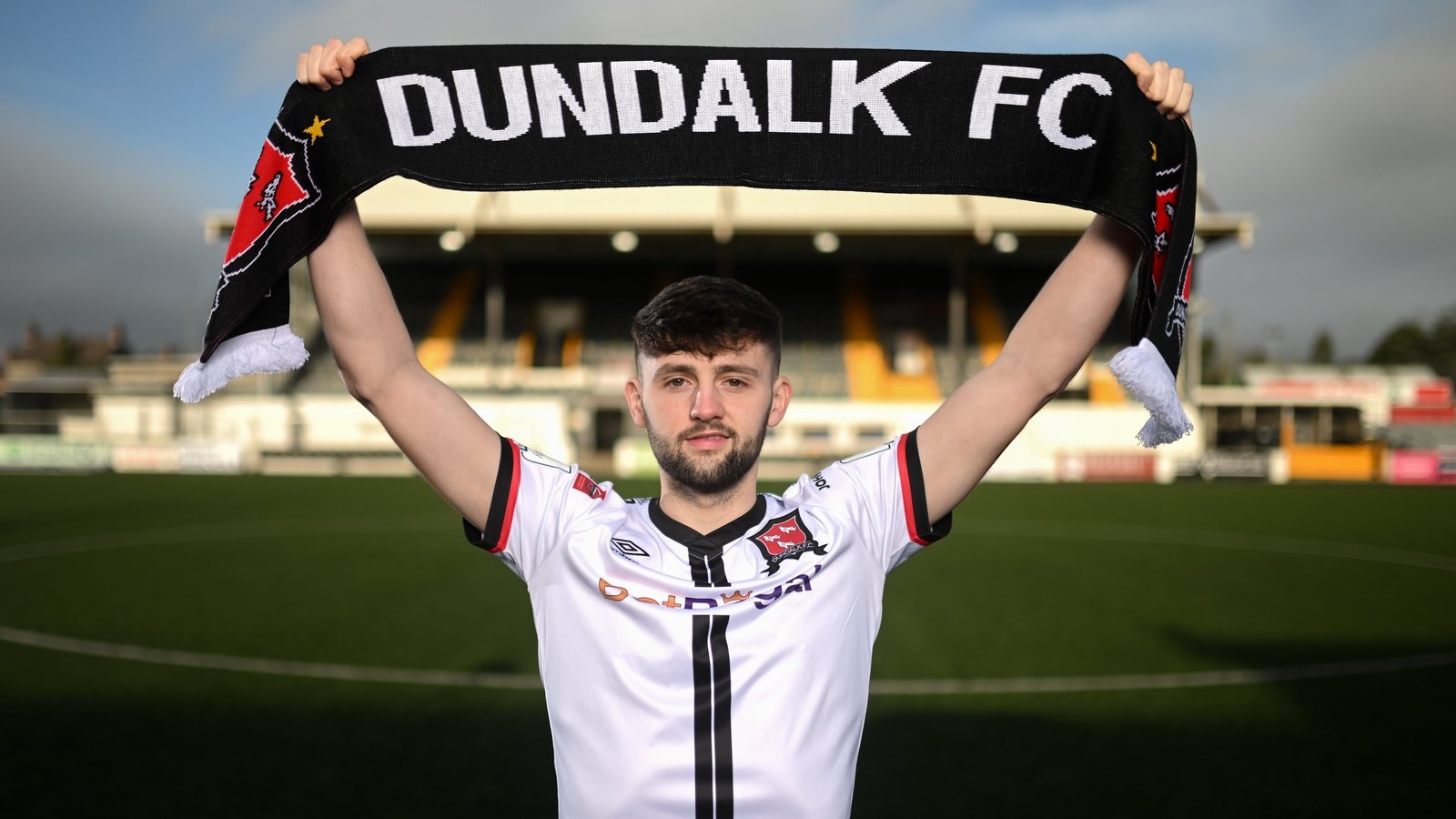 Dundalk sign Wales U21 midfielder Joe Adams