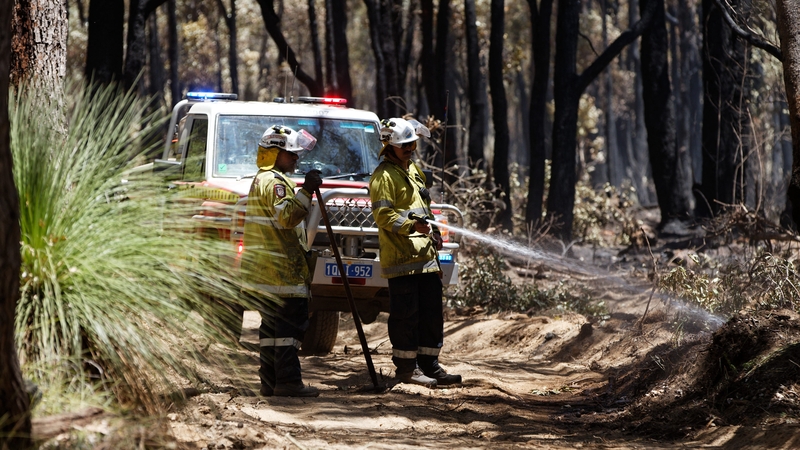Bushfires threaten Perth suburbs as temperatures soar