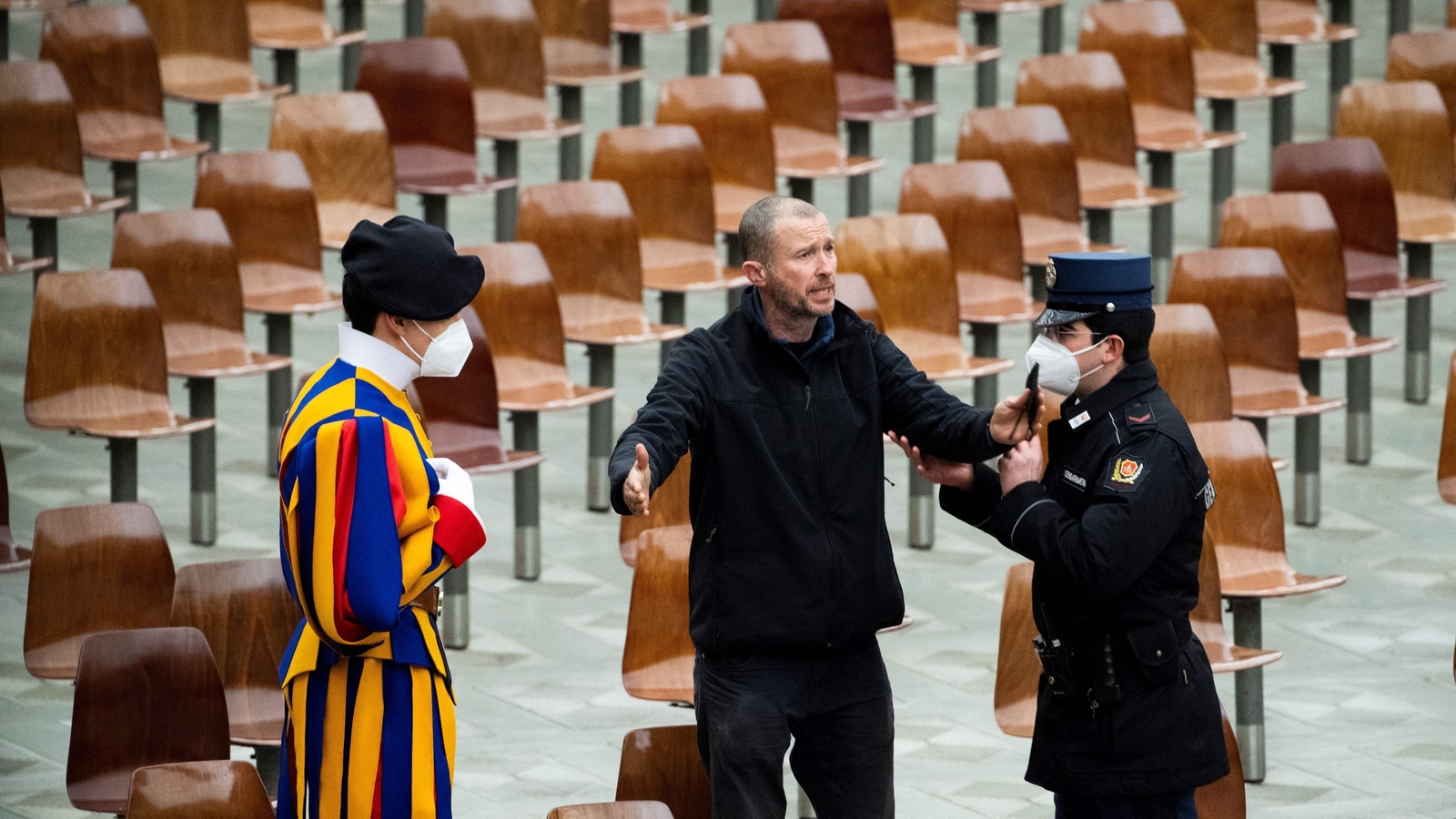 Man shouting during papal audience detained by police