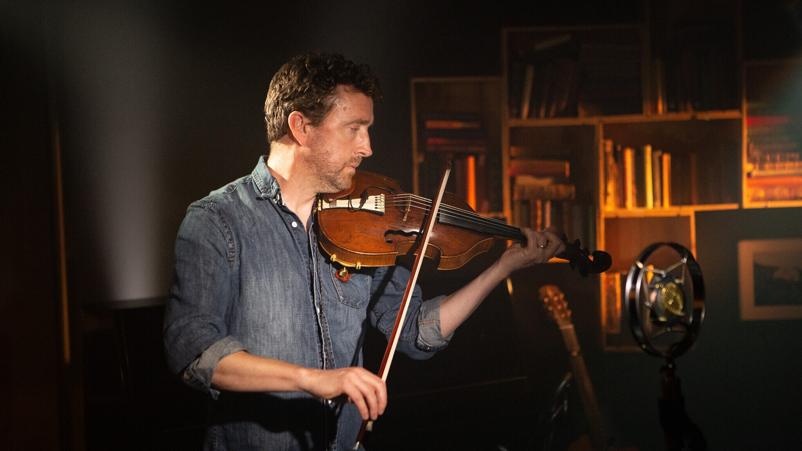 Primroses le Colm Mac Con Iomaire ar Drama on One