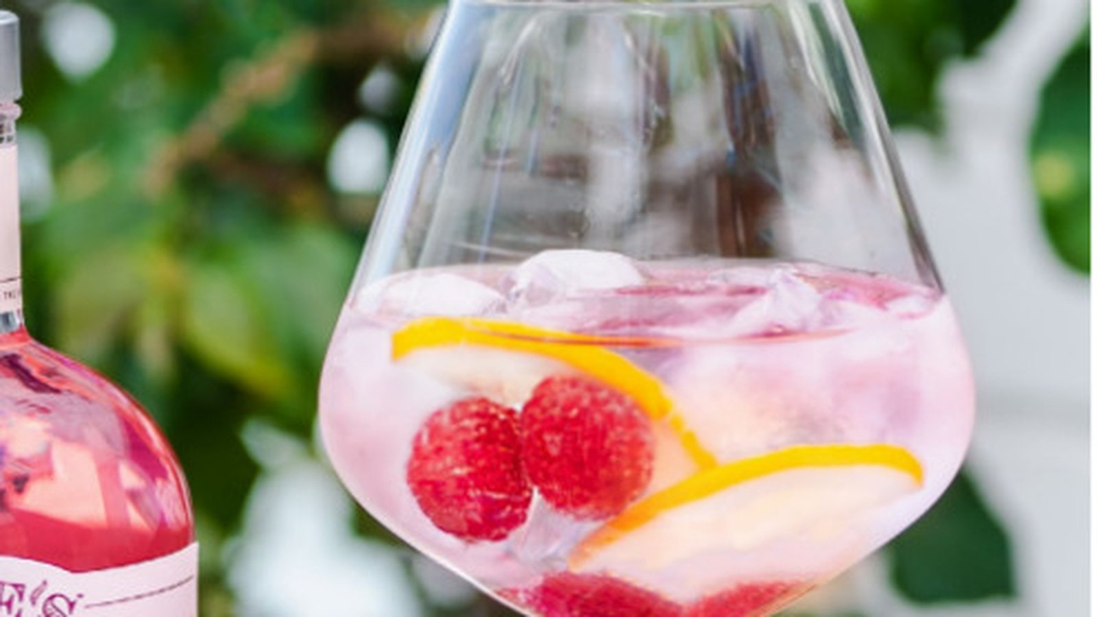 Alcohol-free pink 'gin' spritz