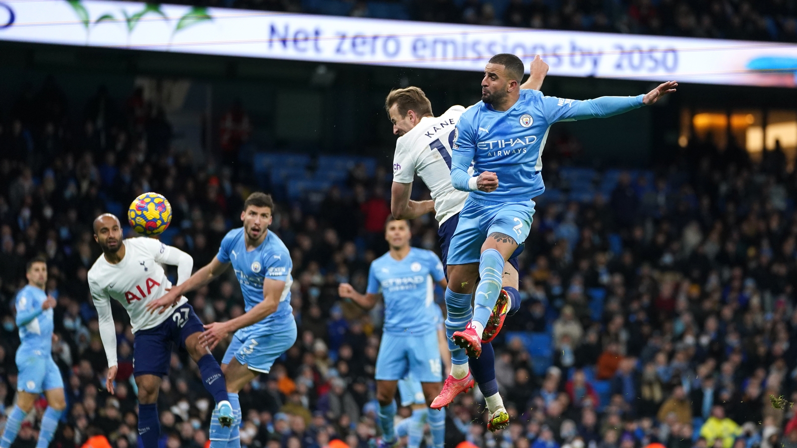 Kane sinks Man City to open up title race