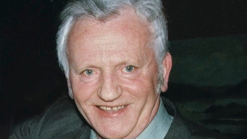 An t-amhránaí agus ceoltóir Séamus Mac Mathúna tar éis bháis