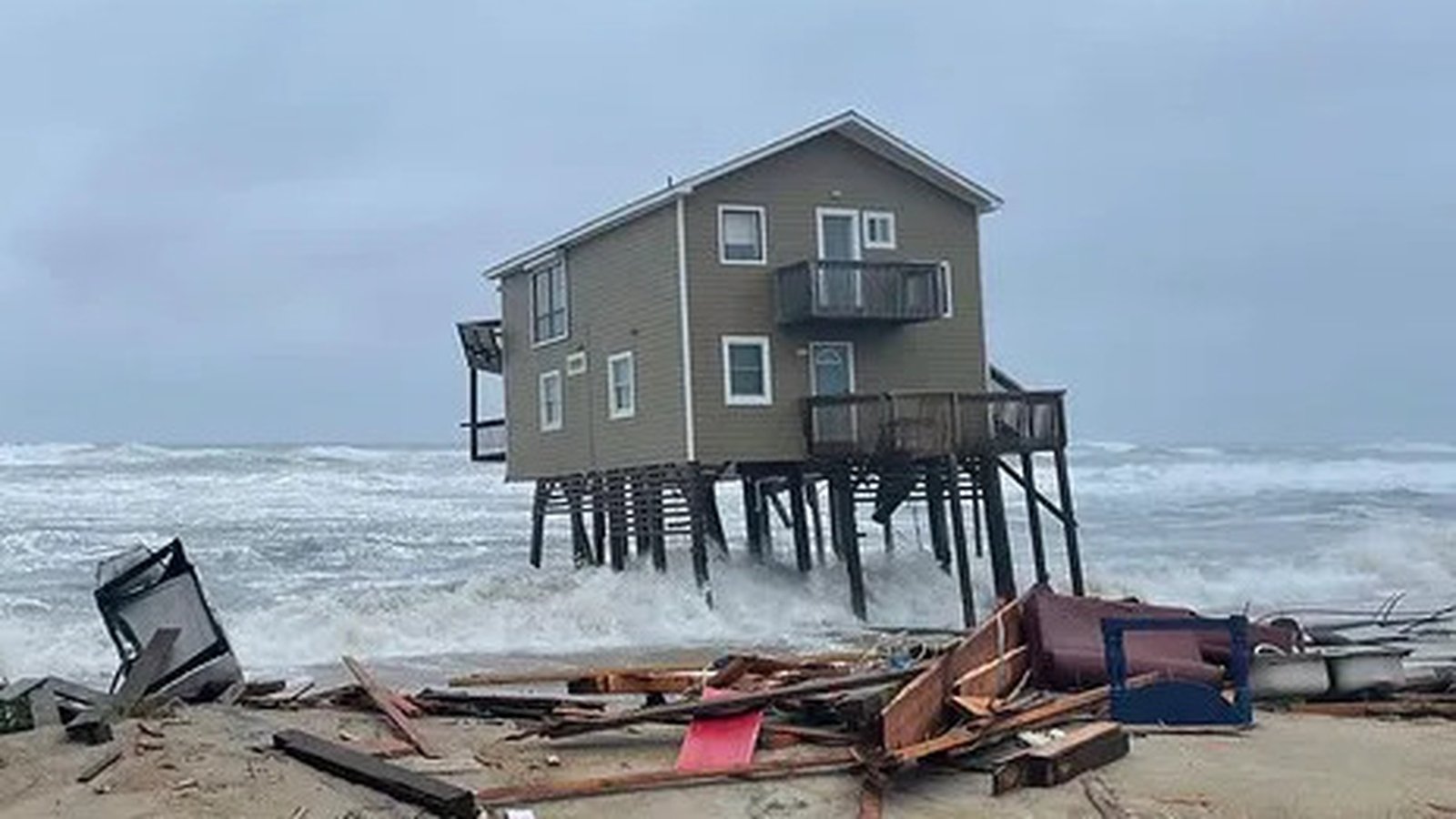 Beach house washes away in North Carolina storm