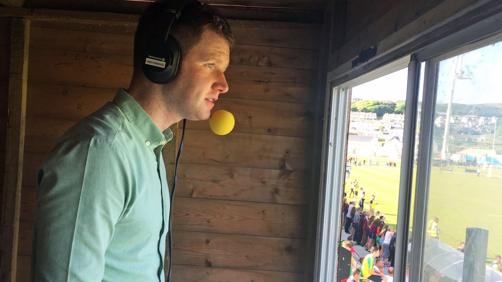 Dual an tráchtaire - fé bhrú, cois aicsean, deisbhéalach