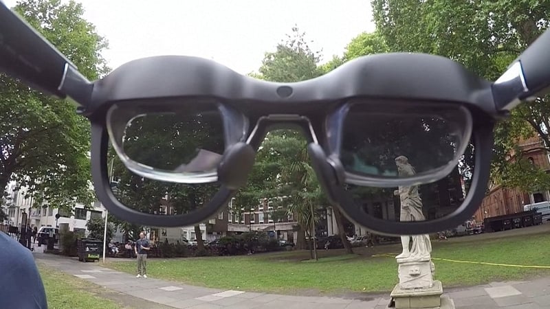 Live caption glasses let deaf people 'see' conversation