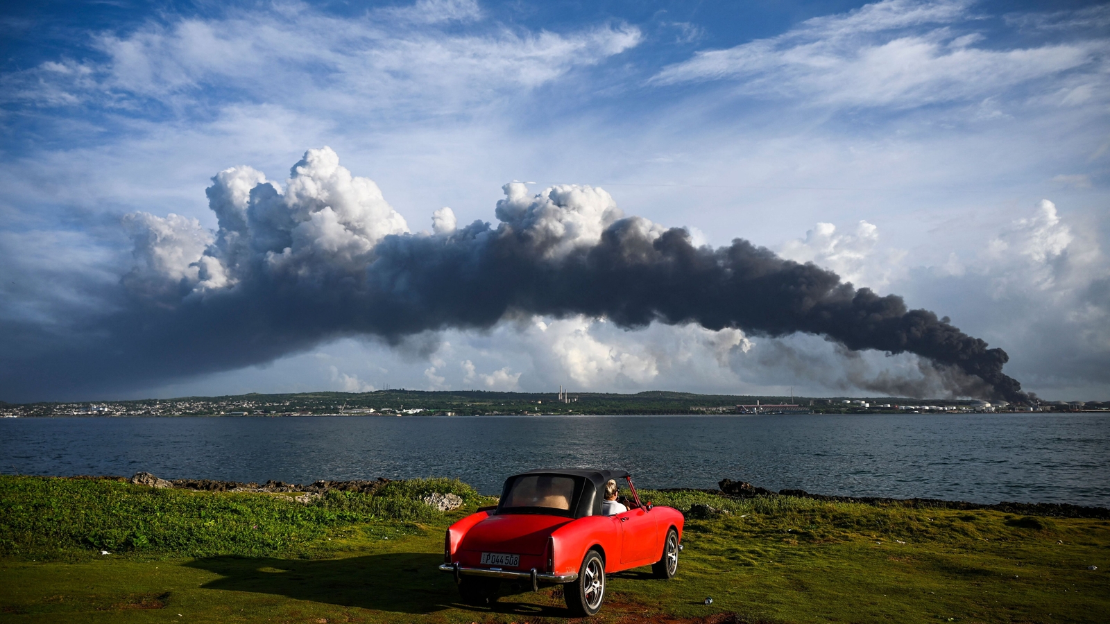 Cuba gets help from Mexico, Venezuela to fight oil fire