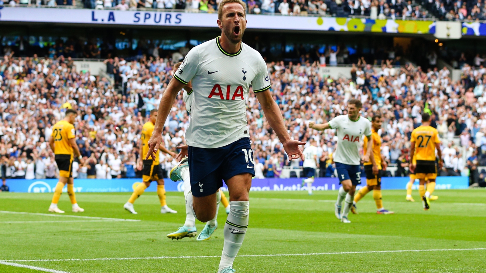 Record-breaking Kane heads Spurs to victory