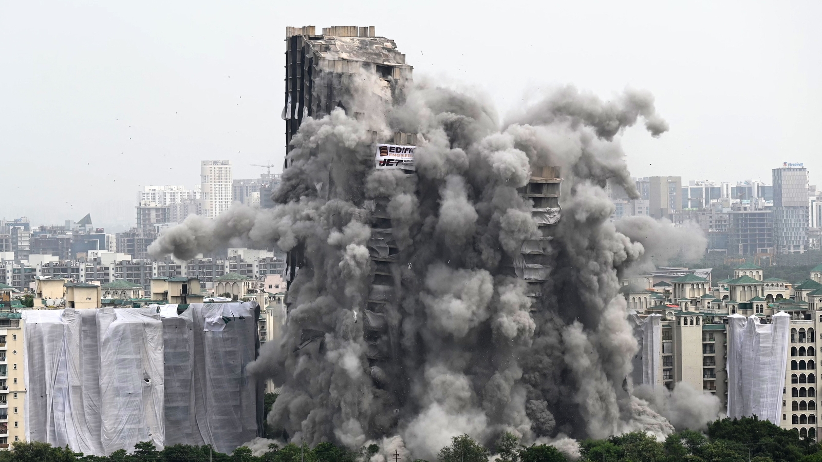 India demolishes two residential skyscrapers