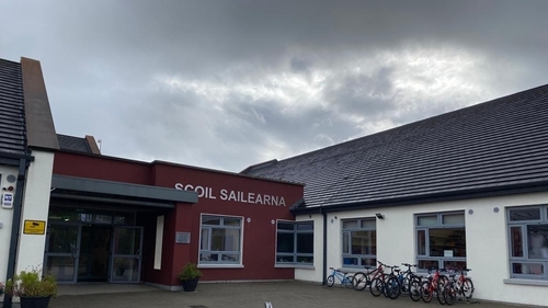 Neamhaird ar scoil ag impí slí trasnaithe ar bhóthar contúirteach