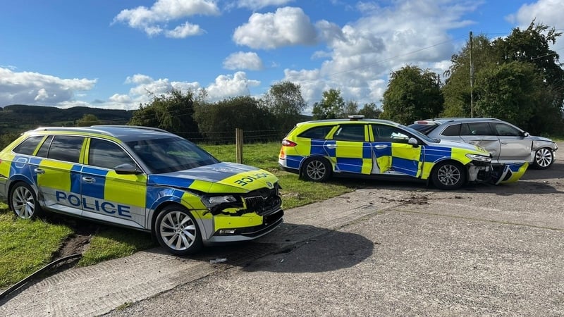 Trí fheithicil PSNI buailte ag tiománaí tarracóra i dTír Eoghain