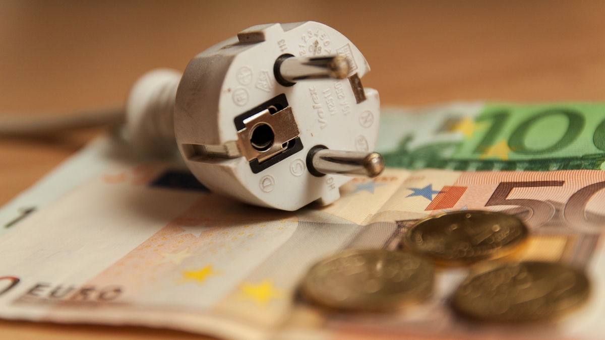 Wholesale electricity prices fall to lowest in 2 years | The Late ...