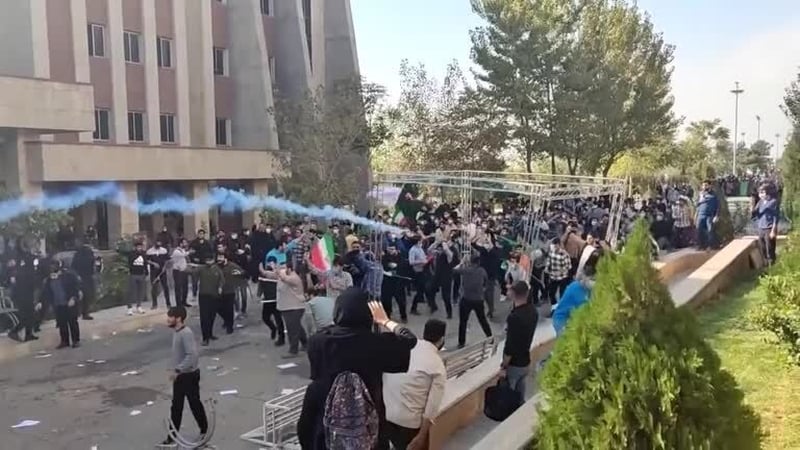 Students defy protest ultimatum in Iran
