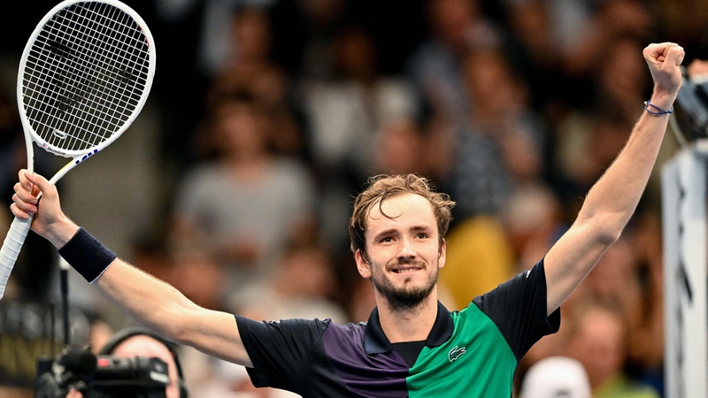 Medvedev holds off Shapovalov in 'best match of week'