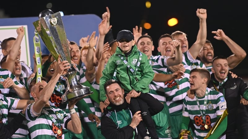 Shamrock Rovers lift trophy after seeing off Derry City