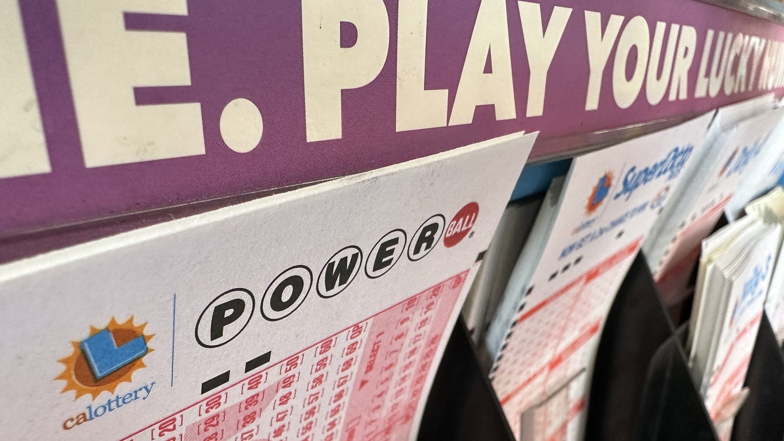US lotto jackpot hits world-record $1.6 billion