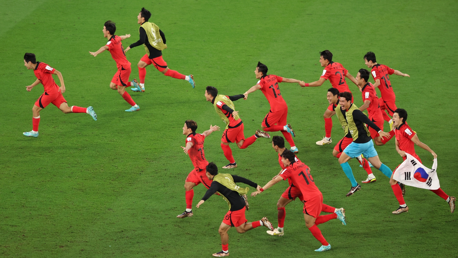 South Korea snatch dramatic winner to squeeze through