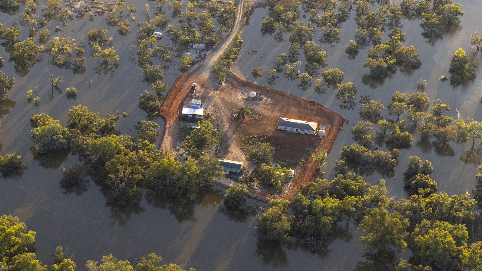 Floods 'devastating' parts of Western Australia - PM